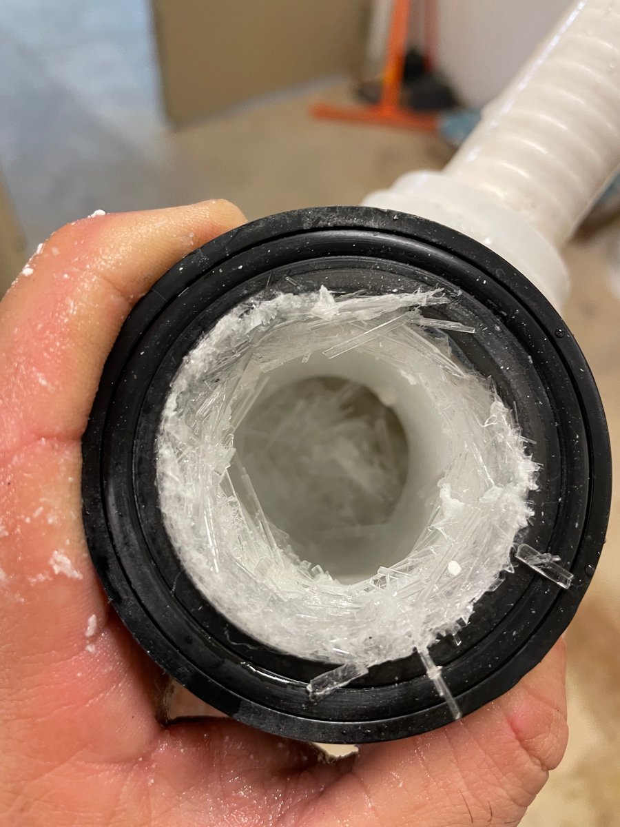 How to Use an Acid Feeder on a Swimming Pool